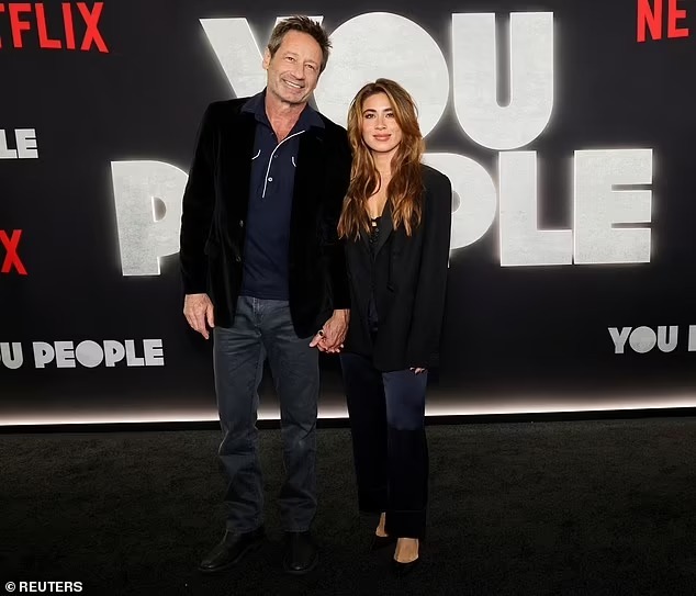 « On l’a prise pour sa fille! » Duchovny a présenté sa petite amie de ...